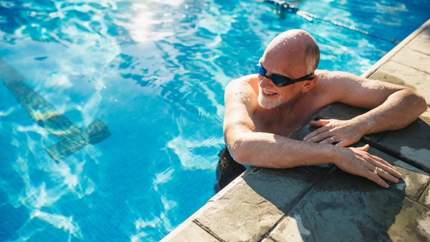 un bărbat care face exerciții într-o piscină