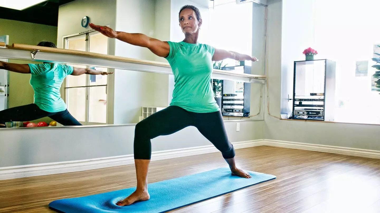 o femeie cu dureri de spate care face yoga