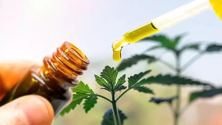 یک بطری و قطره چکان روغن CBD