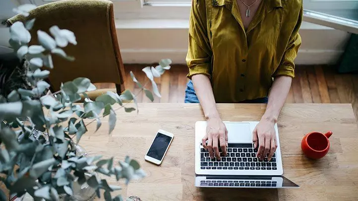 eine Frau, die einen Laptop benutzt