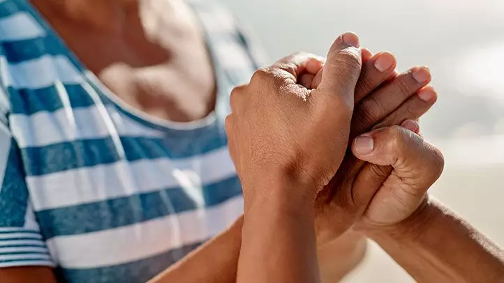 Escolha seus confidentes Amigos e familiares cuidadosamente confiáveis apoiam as mãos conversando