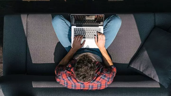 muž gauč laptop výzkum domácí sluníčko ranní džíny prac