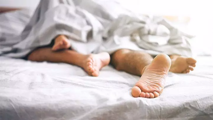 una coppia sdraiata insieme a letto