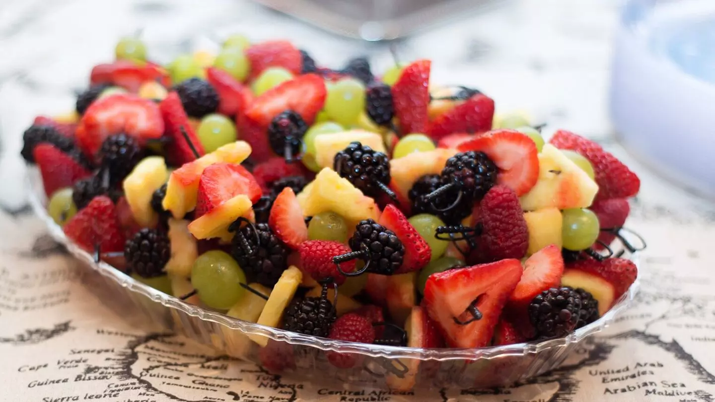 Rheumatoid-Arthritis-Friendly-Cookout-Iessen-04-Fruit-Kabobs-1440x810