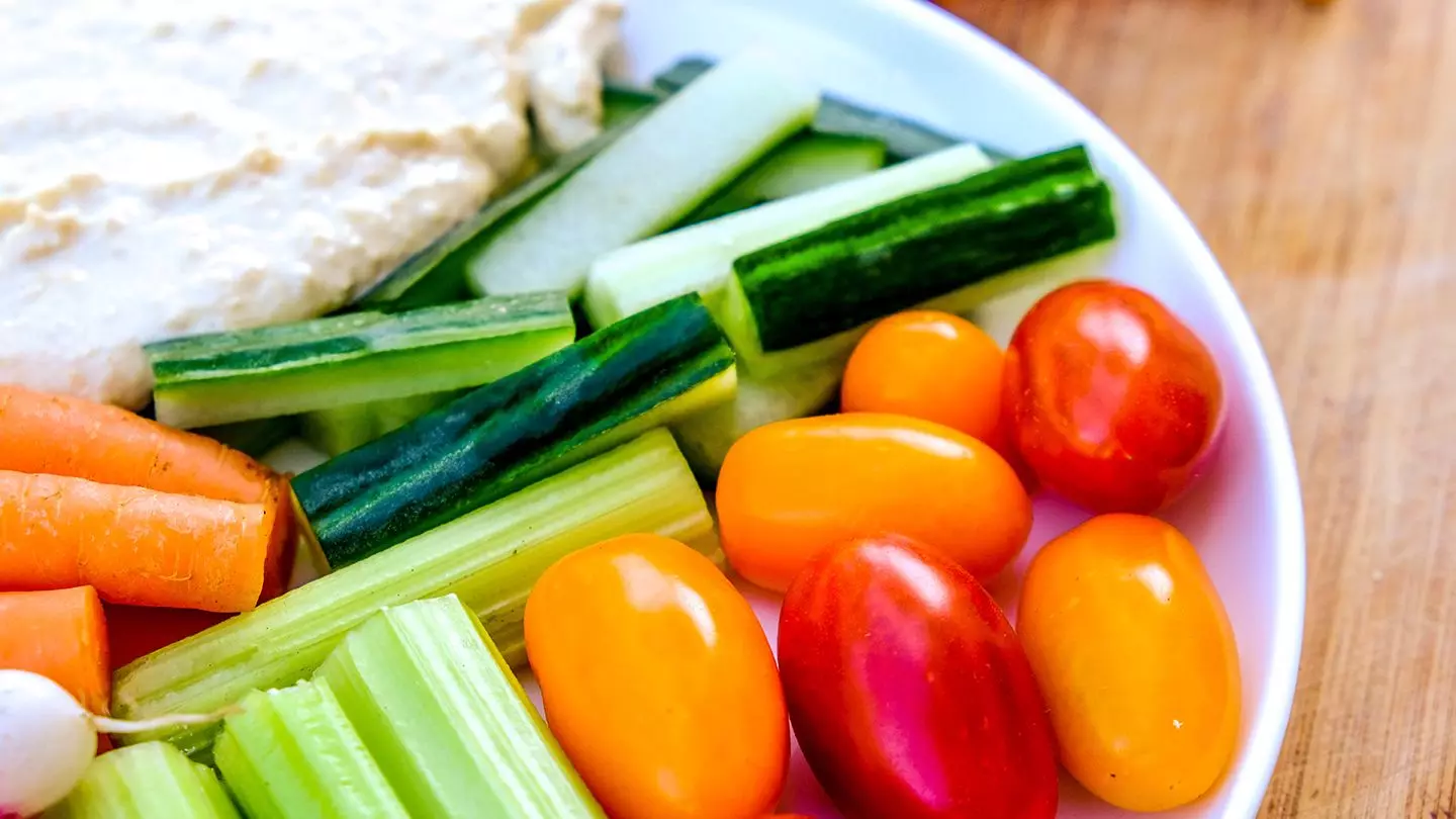 Rheumatoid-Arthritis-Friendly-Cookout-Foods-05-crudite-1440x810