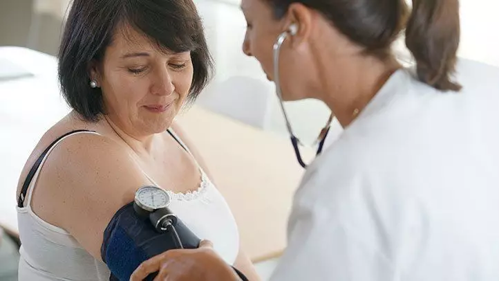 una mujer controlando su presión arterial