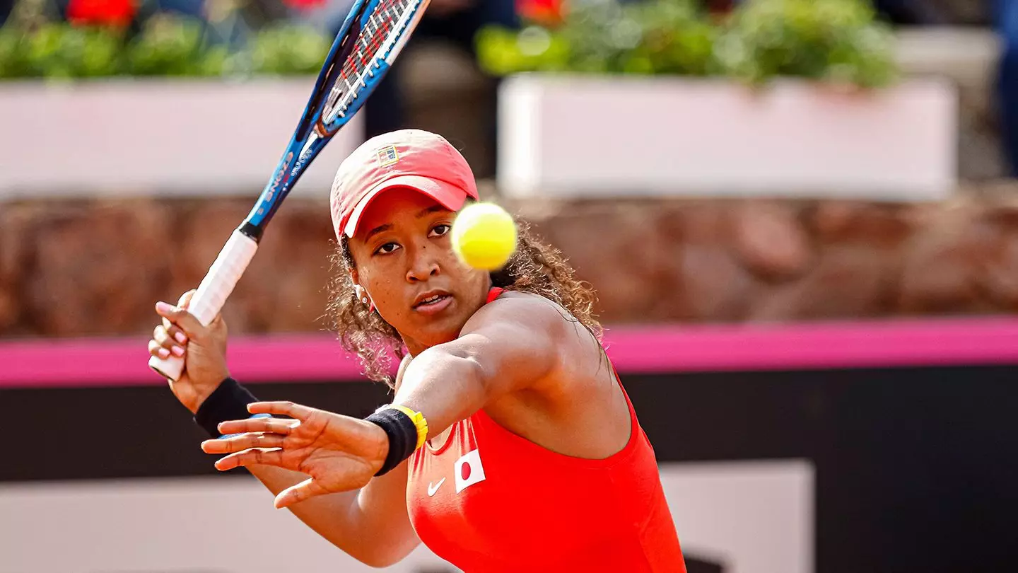 Naomi Osaka bermain tenis di luar ruangan