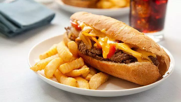 un cheesesteak con patacas fritas