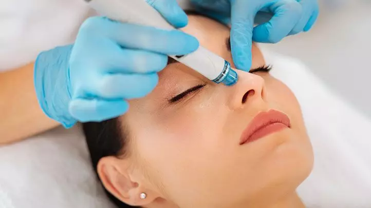 Kini HydraFacial kan? Bii O Ṣe Nṣiṣẹ, Awọn anfani & Awọn eewu