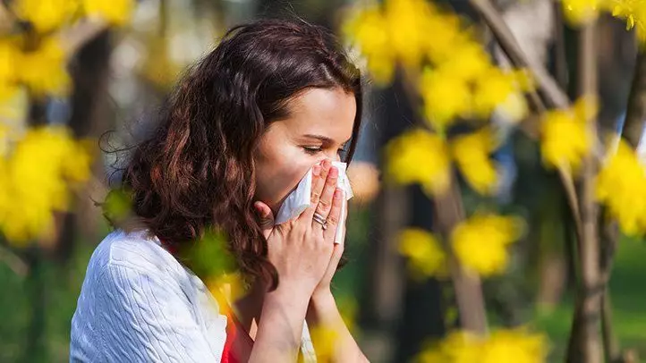 une femme souffrant d'allergies extérieures