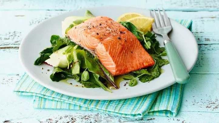 saxan salmon ah oo raacaya cuntada xeebta koonfureed