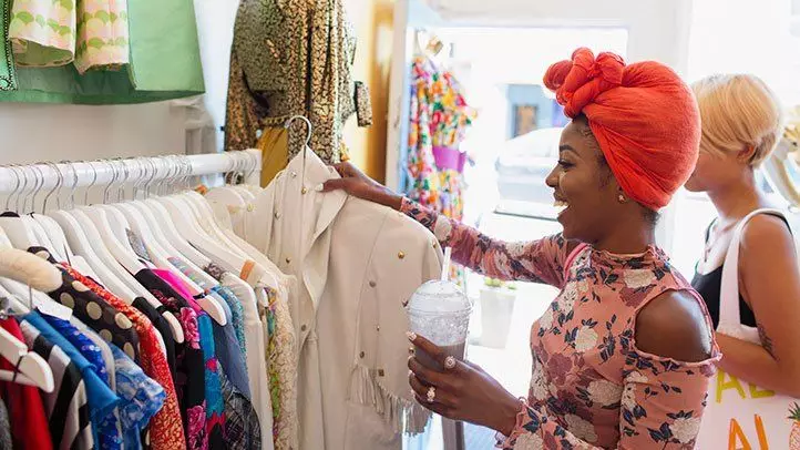 una donna che compra vestiti