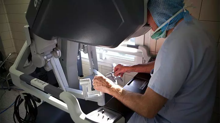 isang doktor na nagsasagawa ng robotic assisted hernia repair surgery