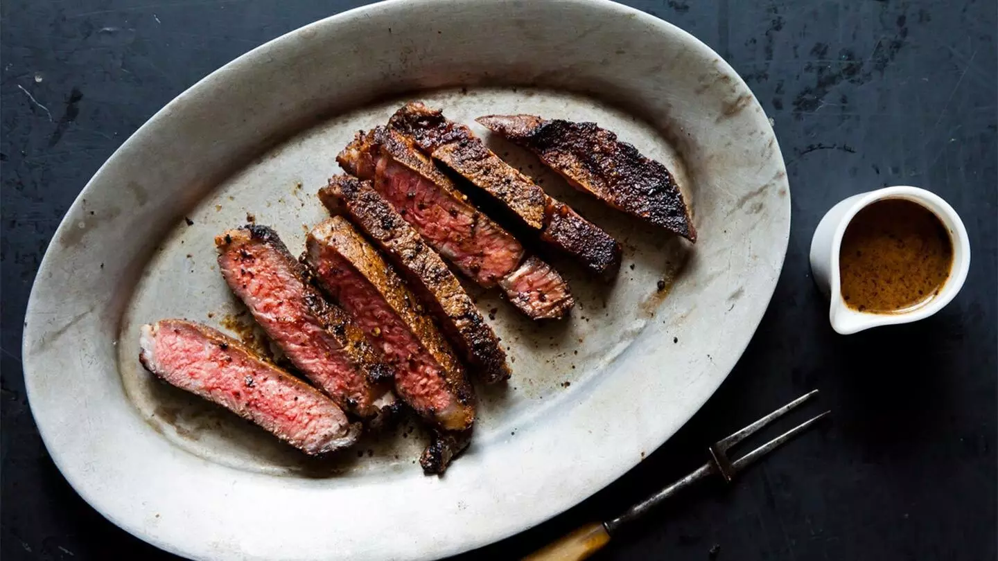 carne en rodajas en un plato, lo que puede causar inflamación