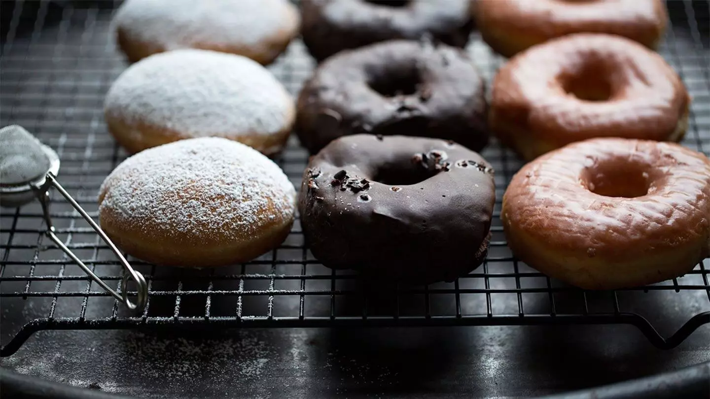 donuts, ina bhfuil siúcra scagtha agus a d’fhéadfadh a bheith go dona do dhaoine le ra