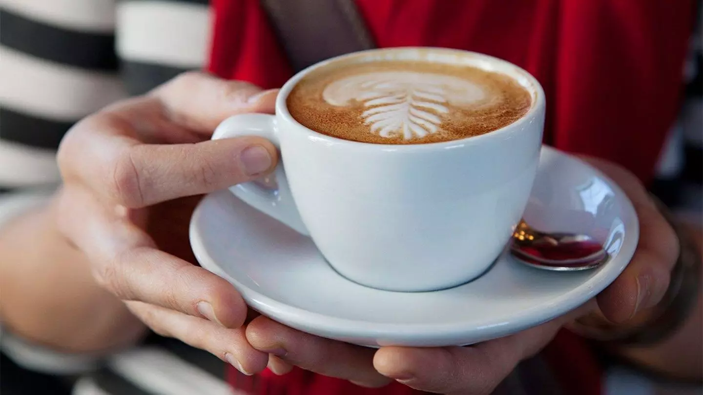 una taza de café que puede causar inflamación