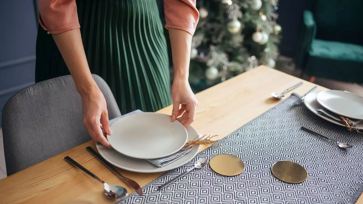 femme préparant un dîner de vacances