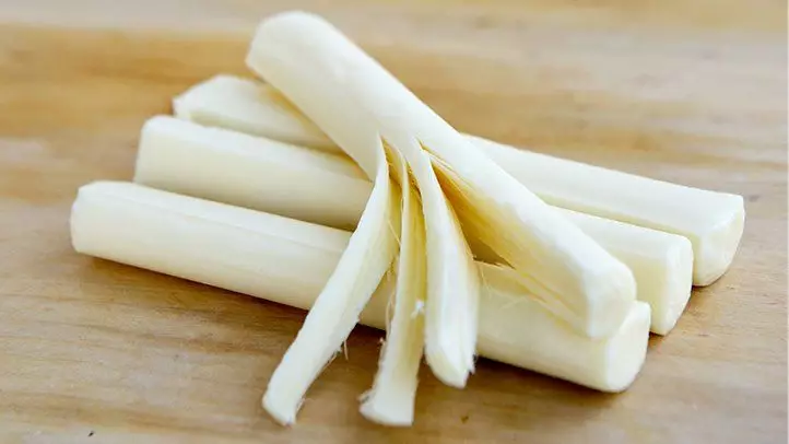 string cheese, ይህም ለ ketogenic አመጋገብ ጥሩ መክሰስ ነው