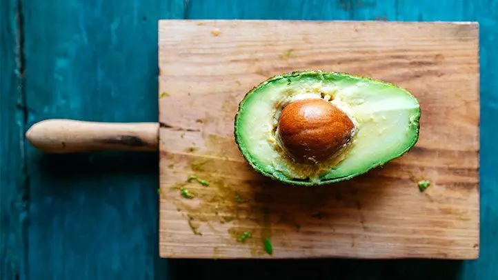 aguacate á metade, que é un bo lanche para a dieta cetoxénica