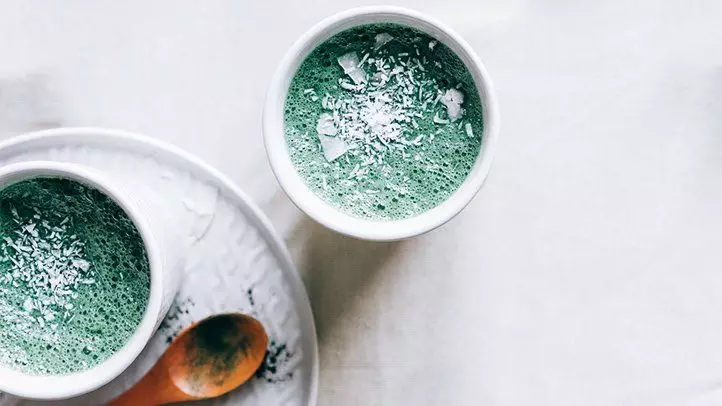 un batido cuberto con copos de coco, que é bo para a dieta cetoxénica