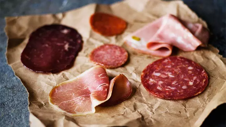 Charcuterie, sing minangka cemilan apik kanggo diet ketogenik