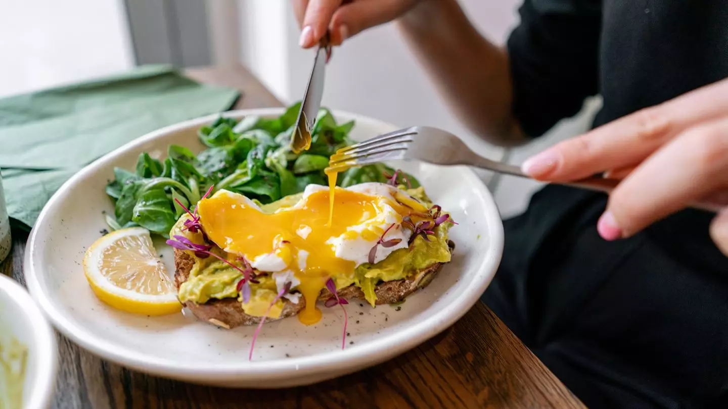 yolk ea lehe, toast ea avocado, spinach