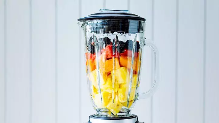 vrugte in 'n blender om 'n smoothie te maak vir iemand wat die liggaamhersteldieet volg