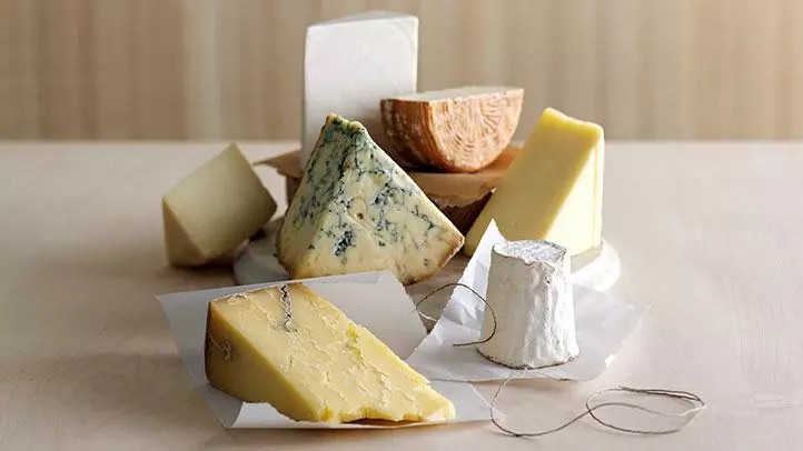 I-Keto Diet Cheese: Iintlobo ze-5 zokutya kunye neentlobo ze-5 zokuzigwema