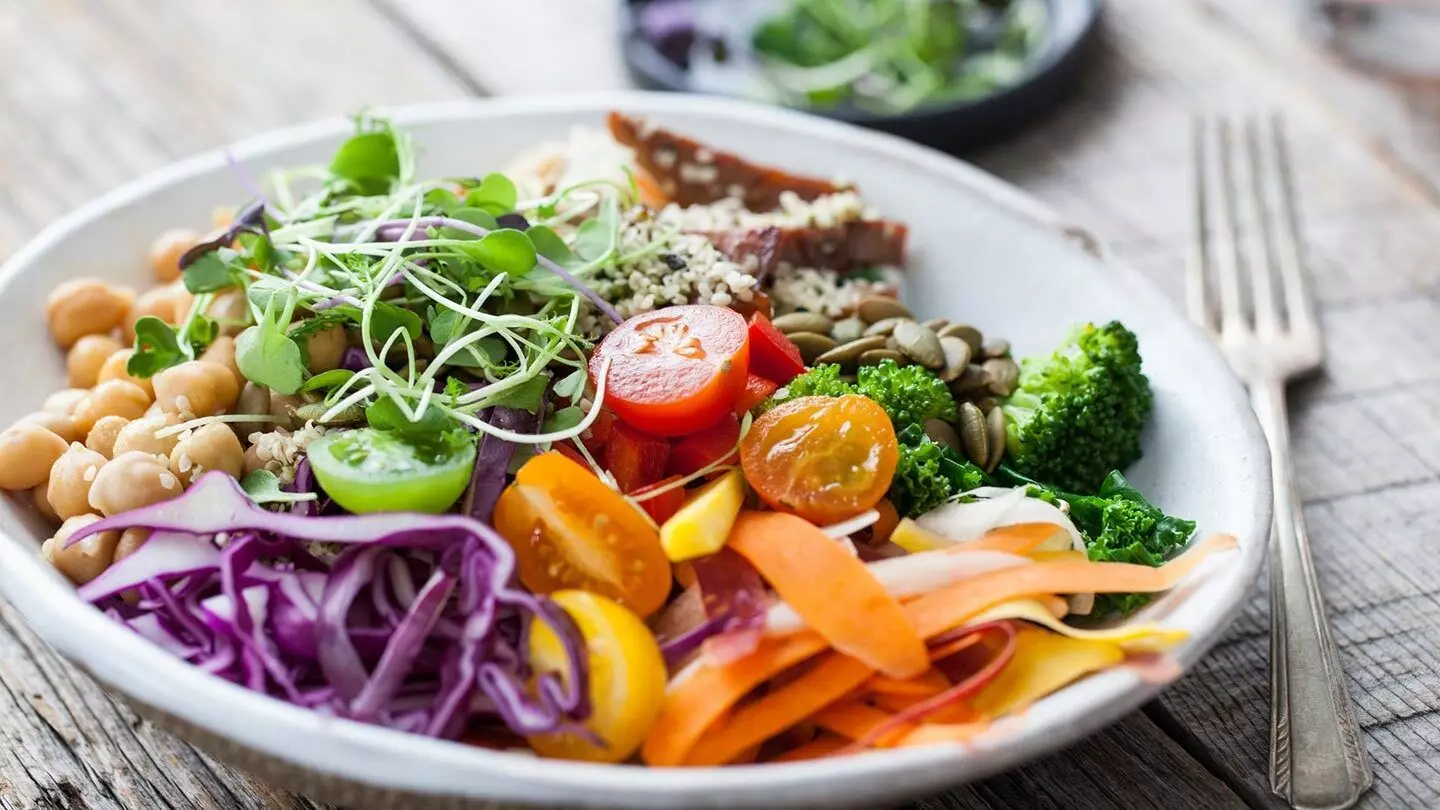 een bord eten dat het macrobiotische dieet volgt