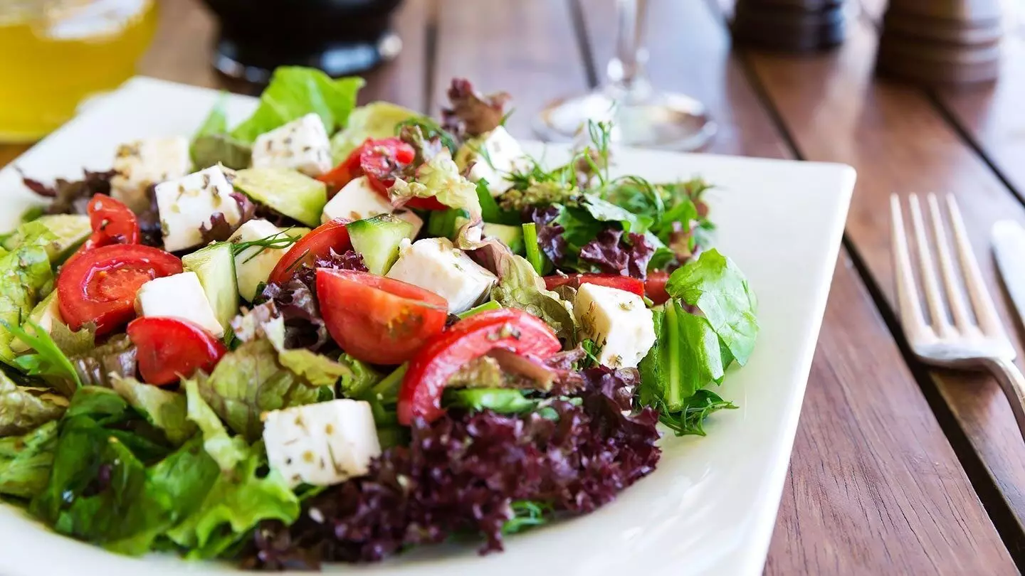 unha ensalada que segue a dieta mediterránea