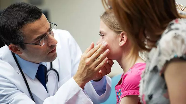 médico examinando paciente menina