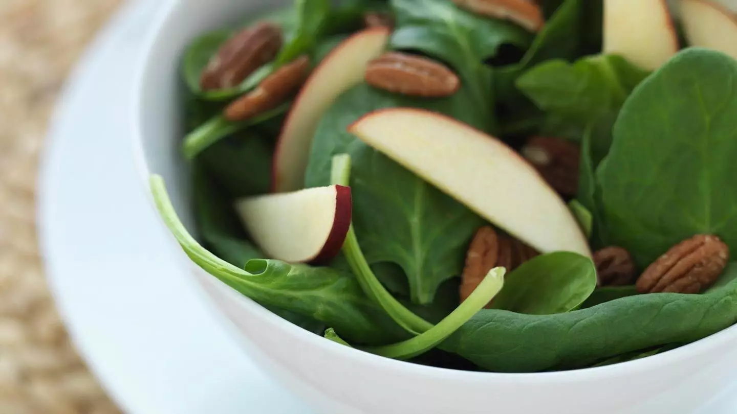 isang spinach salad, na mabuti para sa pagpapababa ng presyon ng dugo