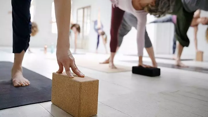 Guide-to-Yoga-Props-04-722x406