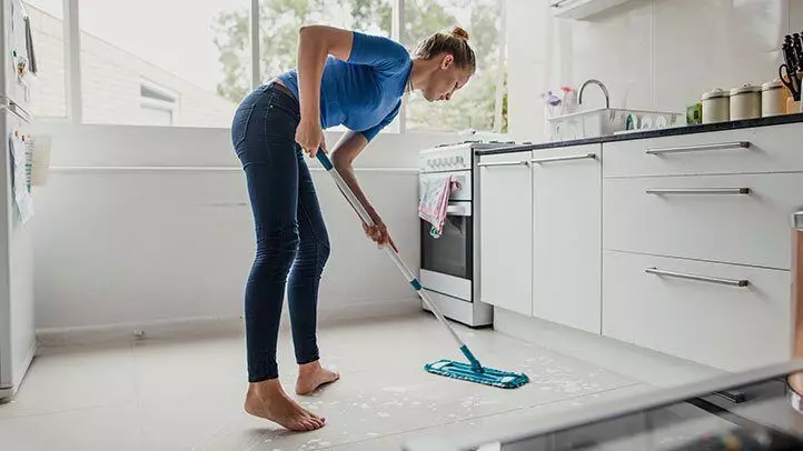 unha muller fregando na cociña