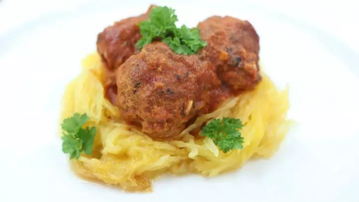 Oluwanje Vikki's Spaghetti Squash ati Meatballs