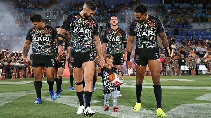 Quaden Bayles chạy ra sân trước trận NRL giữa Indi native All-Stars và New Zealand Maori Kiwis All-Stars tại Cbus Super Stadium vào ngày 22 tháng 2 năm 2020 trên Gold Coast, Úc