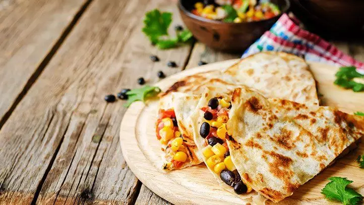 une quesadilla avec des haricots et du maïs pour plus de protéines