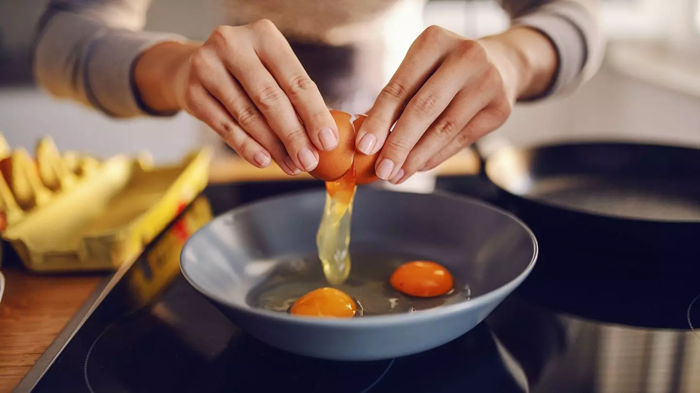 Eier in die Pfanne schlagen