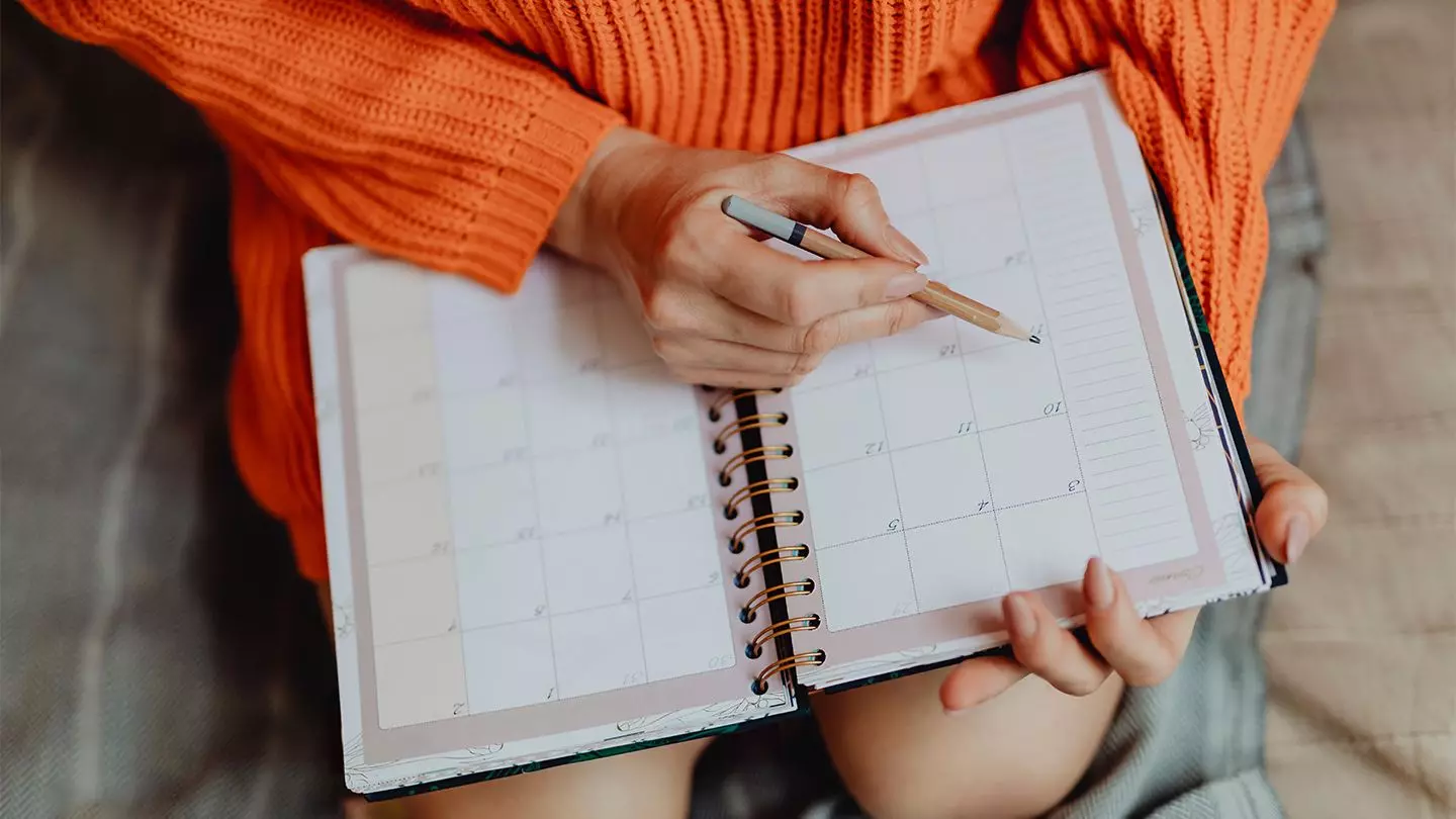 mujer escribiendo en agenda