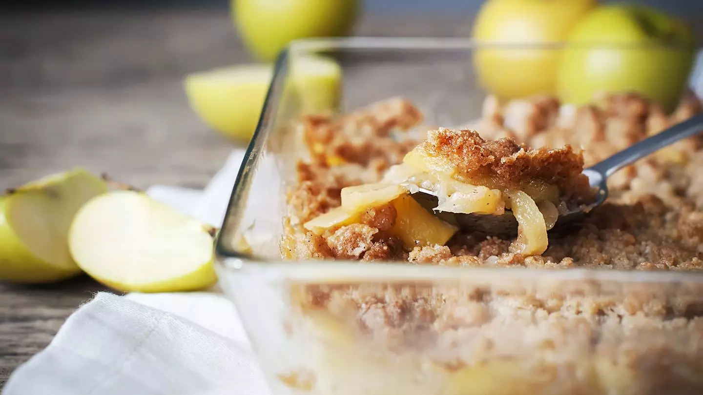 Qhov Zoo Tshaj Plaws Cinnamon Apple Crisp Recipe, Raws li RDN