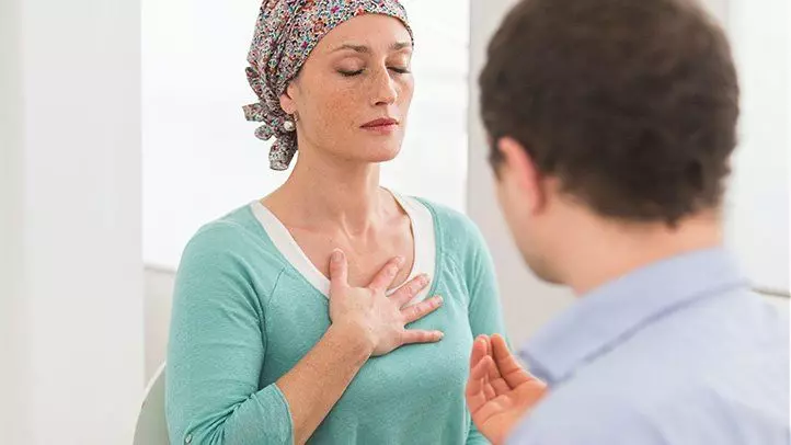 uma mulher que está doente usando meditação para ajudar a controlar a doença