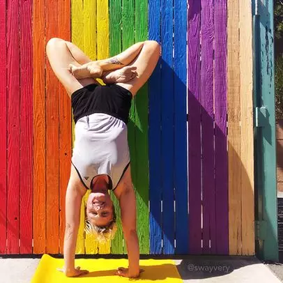 やる気を起こさせる-yoga-instagram-yoga-with-avery-handstand-pose