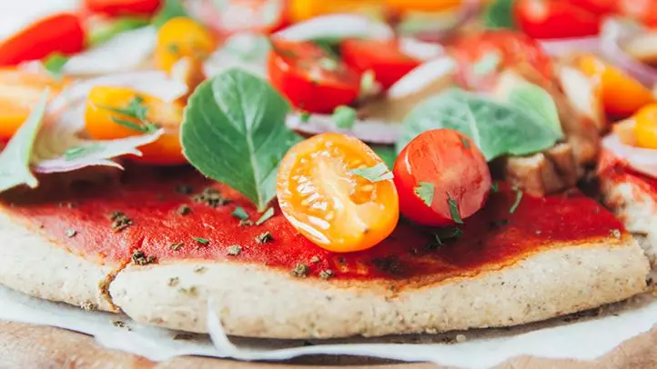 Easy-Ways-to-Health-ify-Pizza-Night-722x406 tinne hiele tarwe korst tomaten basilicum griente