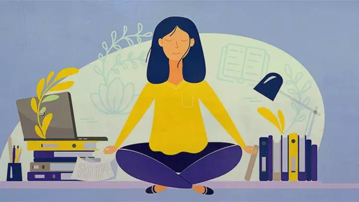 Qué es la atención plena y cómo puede ayudar a su salud y bienestar mujer meditación en la oficina