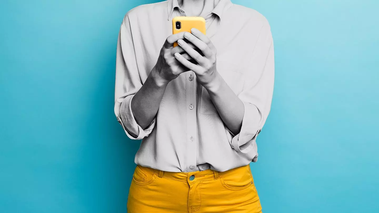 vrouw met slimme telefoon op blauwe achtergrond