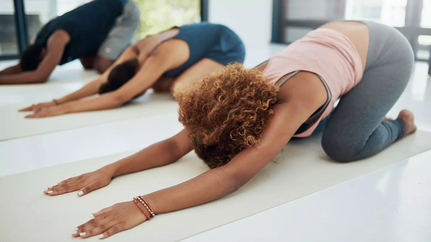 un groupe de personnes faisant du yoga