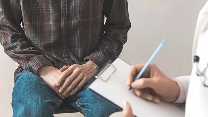 lalaki nga lalaki nga pasyente nga adunay doktor clipboard pen