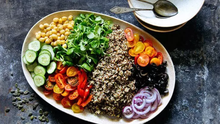 ein Teller mit veganem Essen, das eine gute Wahl für Menschen mit Ra sein könnte