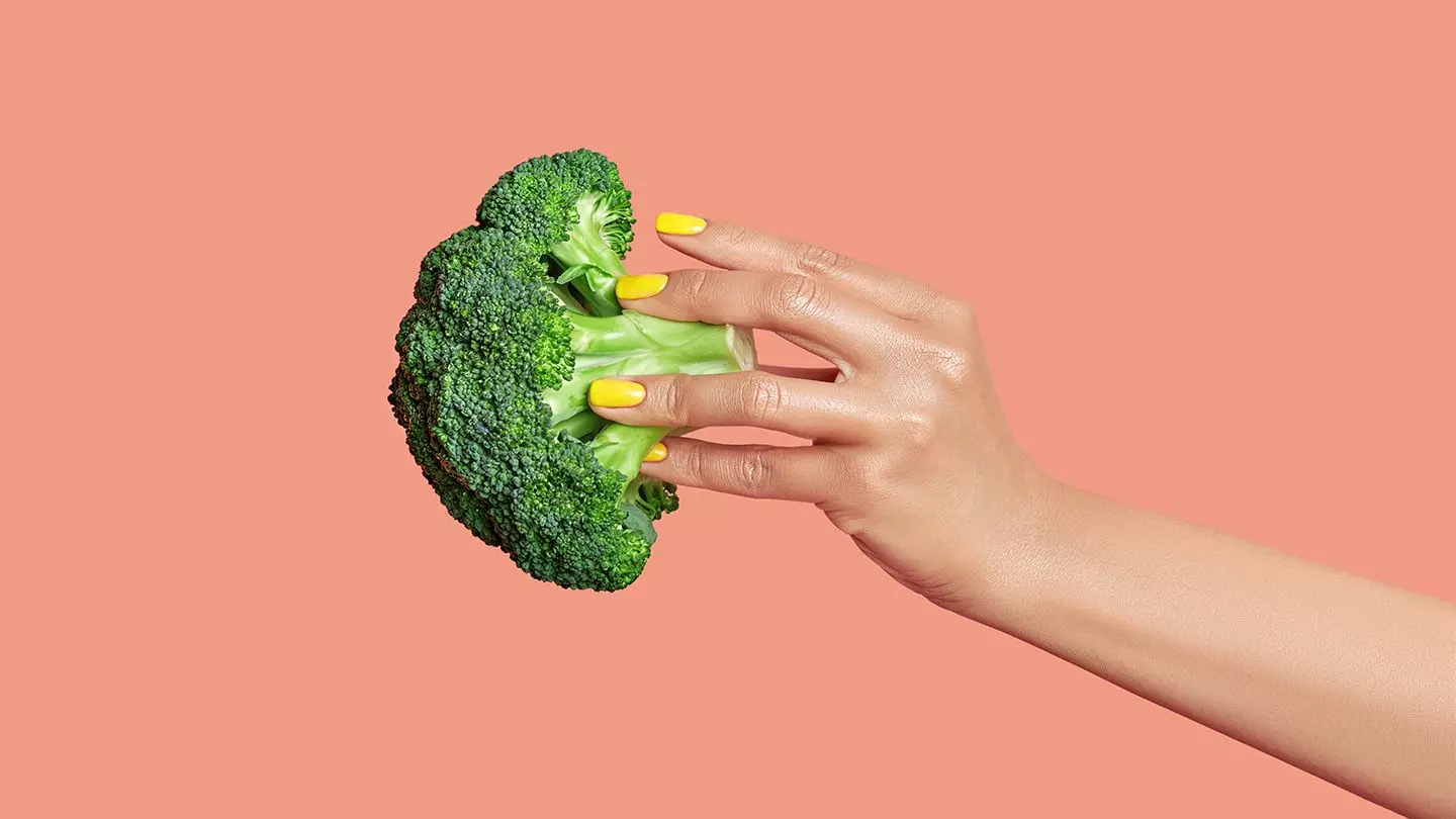 la mano della donna che tiene i broccoli