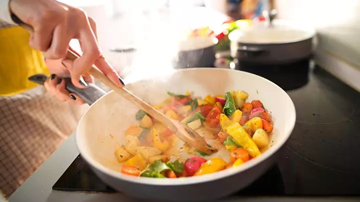 Paprika und Gemüse in der Pfanne auf dem Herd kochen